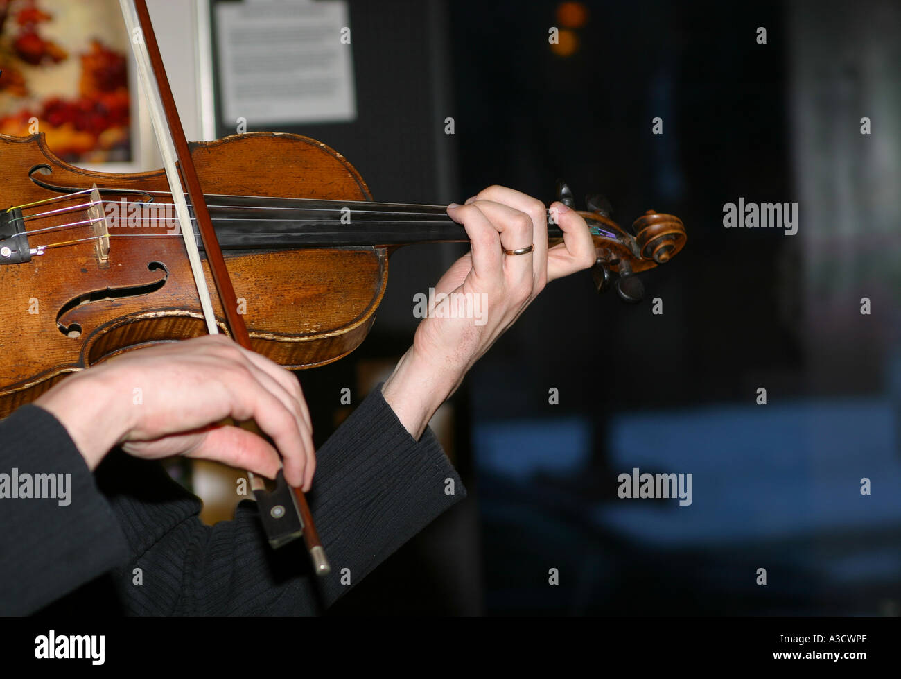 MUSICIAN entertaining at an art gallery show Stock Photo - Alamy