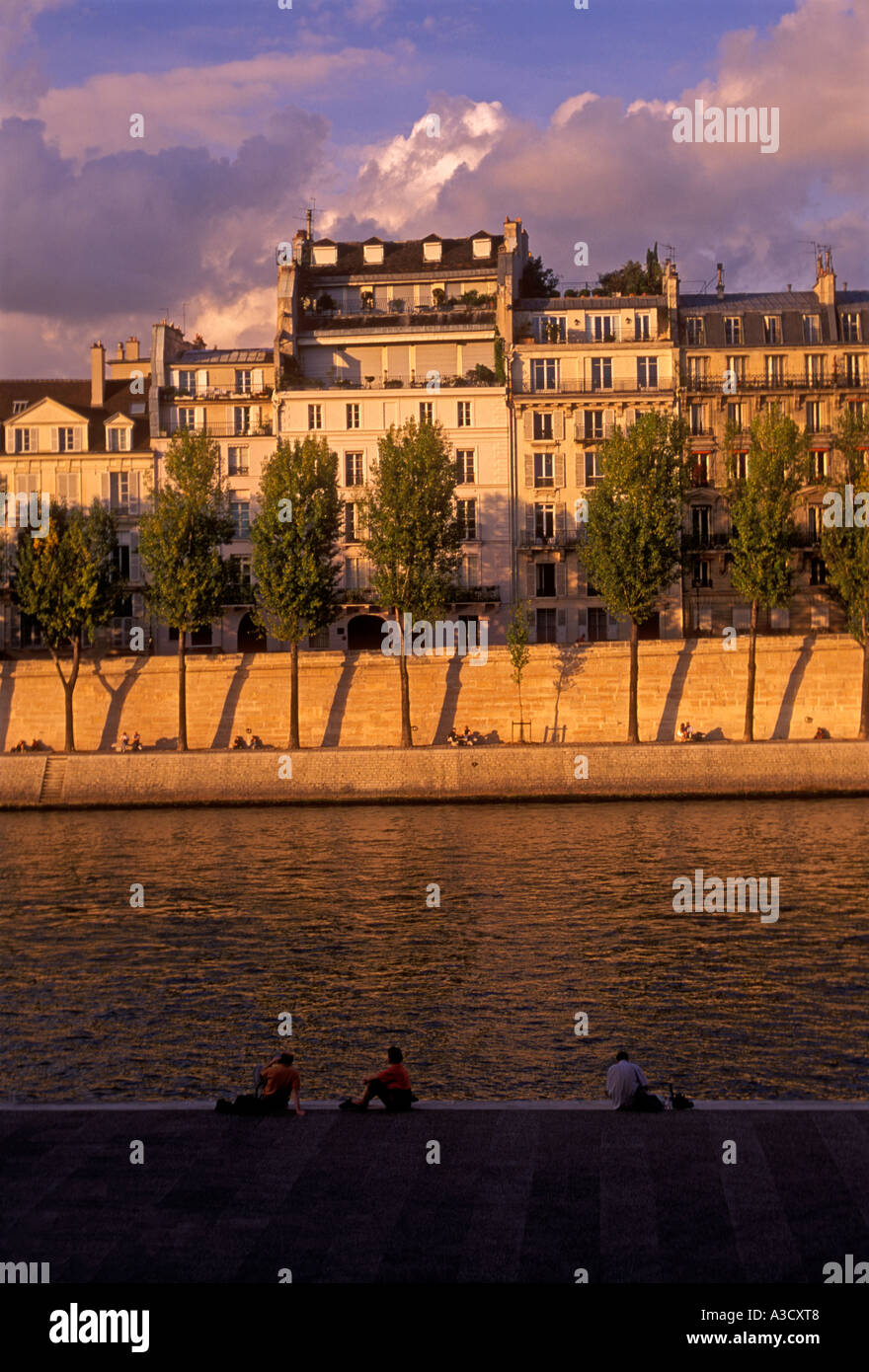 riverfront riverside promenade quai along Seine River, Ile St Louis ...