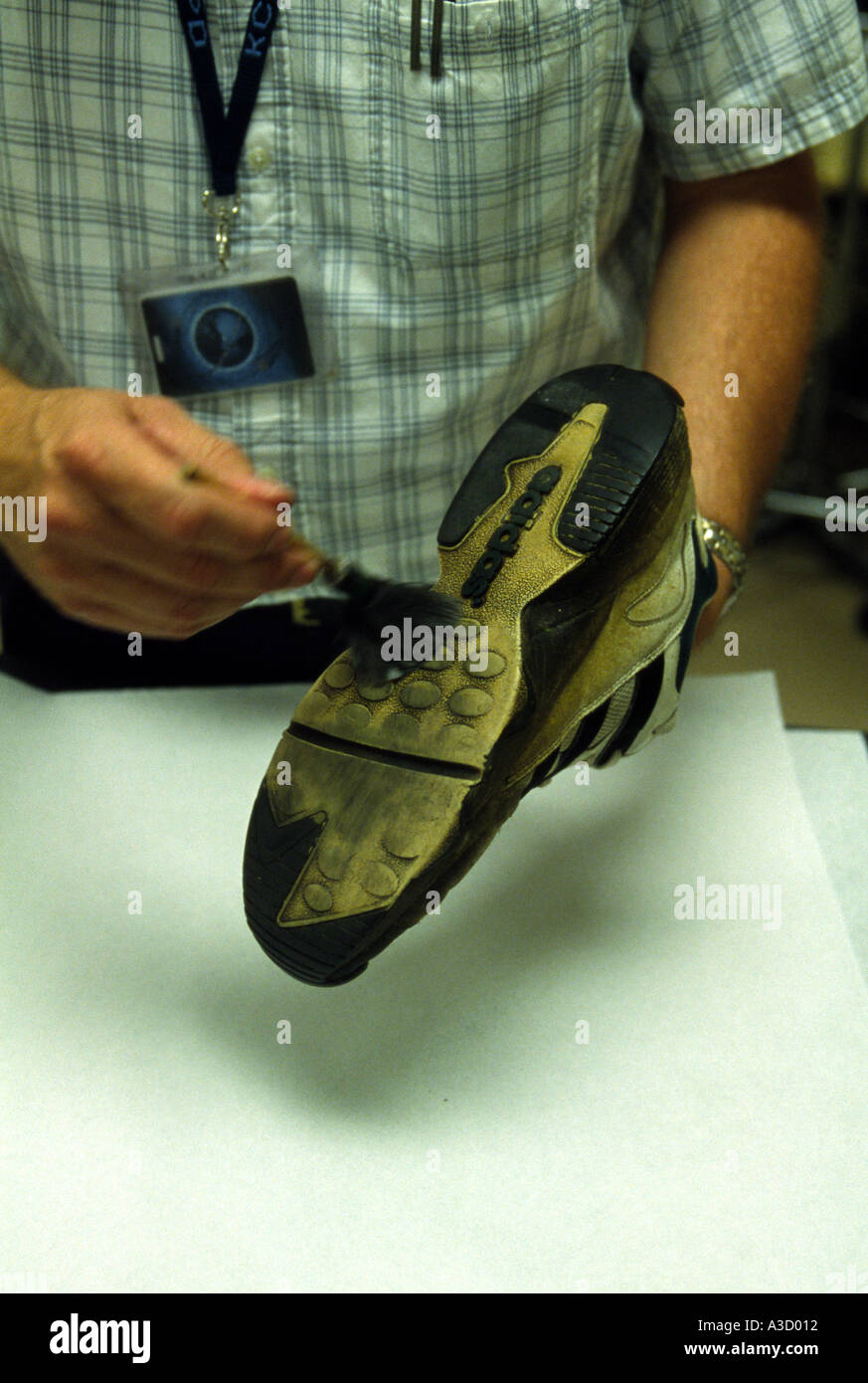 Applying fingerprint powder hi-res stock photography and images - Alamy