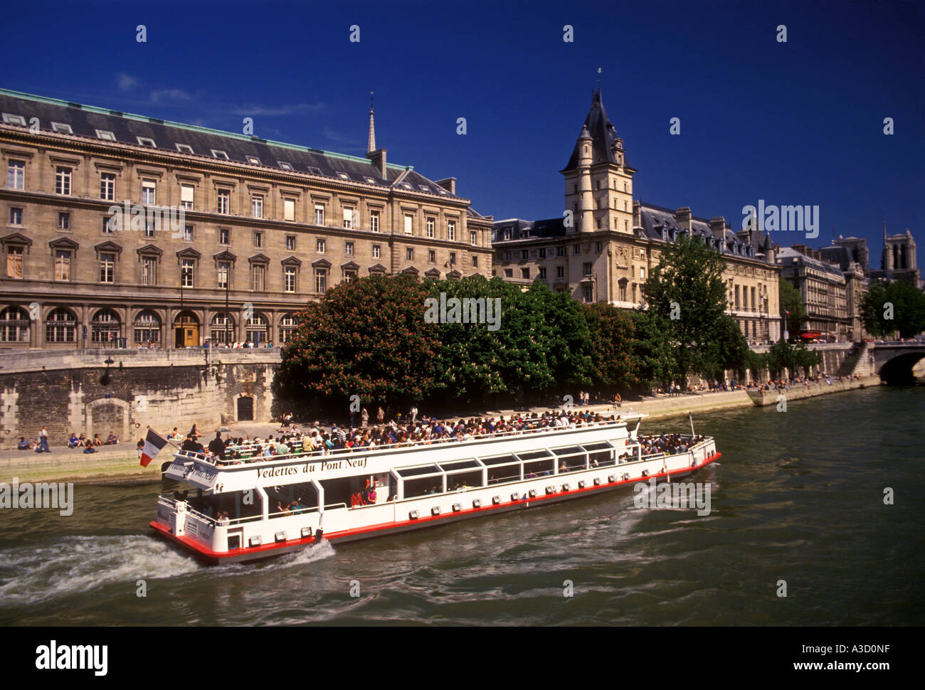 Ile de la Cite, people, tourists, Vedettes du Pont Neuf, boat cruise ...
