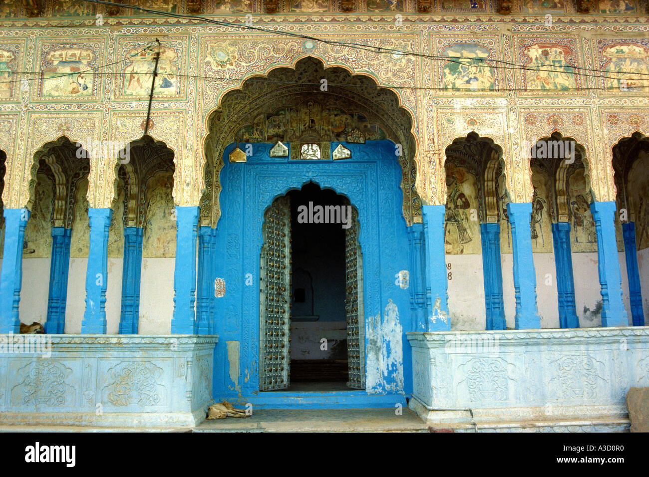 House with pillars hi-res stock photography and images - Alamy