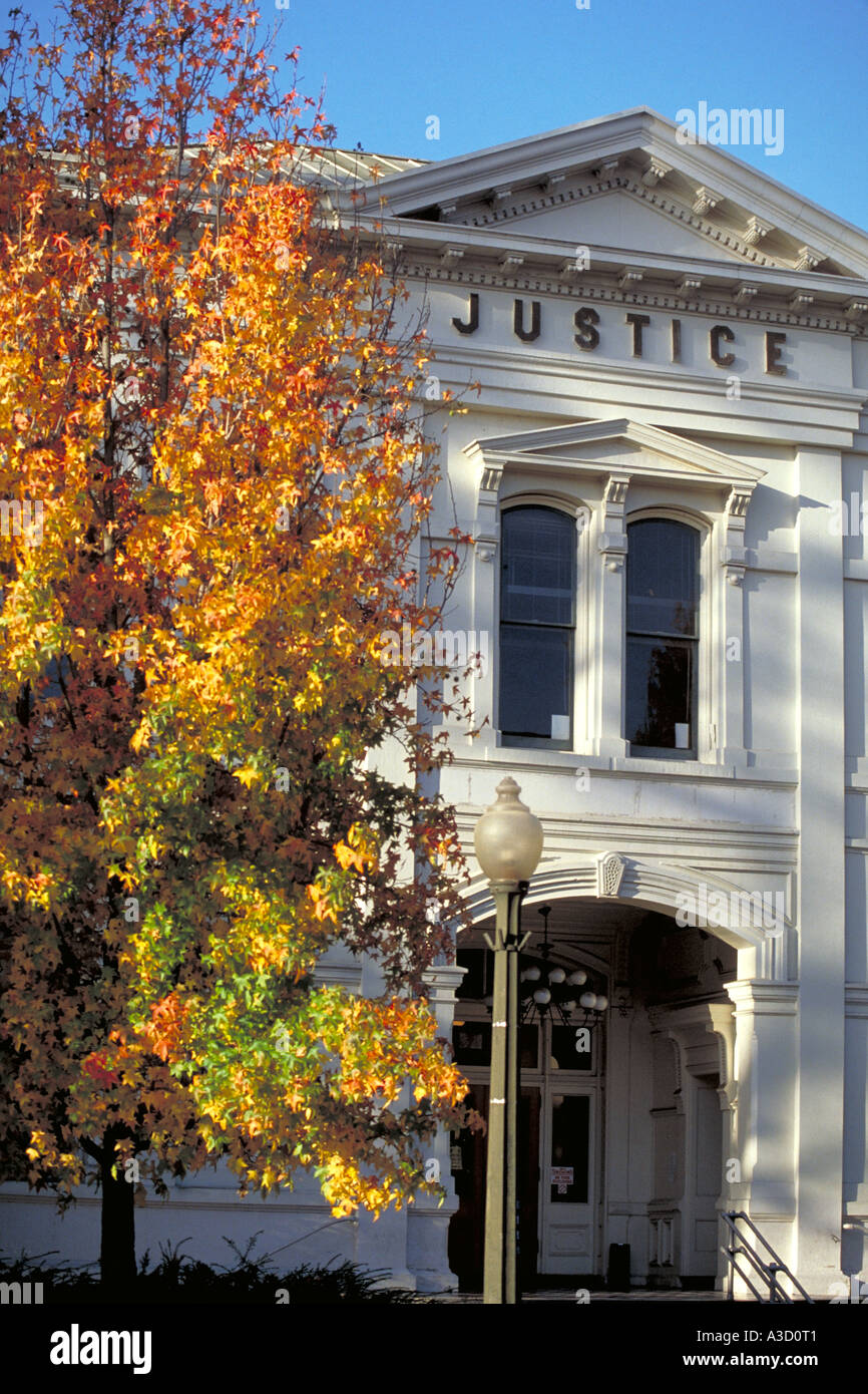 Courthouse with autumn leaves hi-res stock photography and images - Alamy