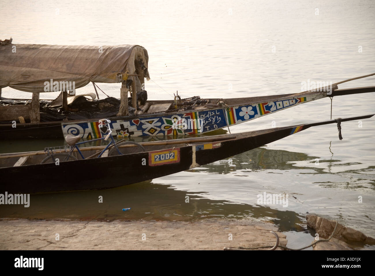Pirogue wooden canoes at dawn on the Niger river at Korioume the port ...
