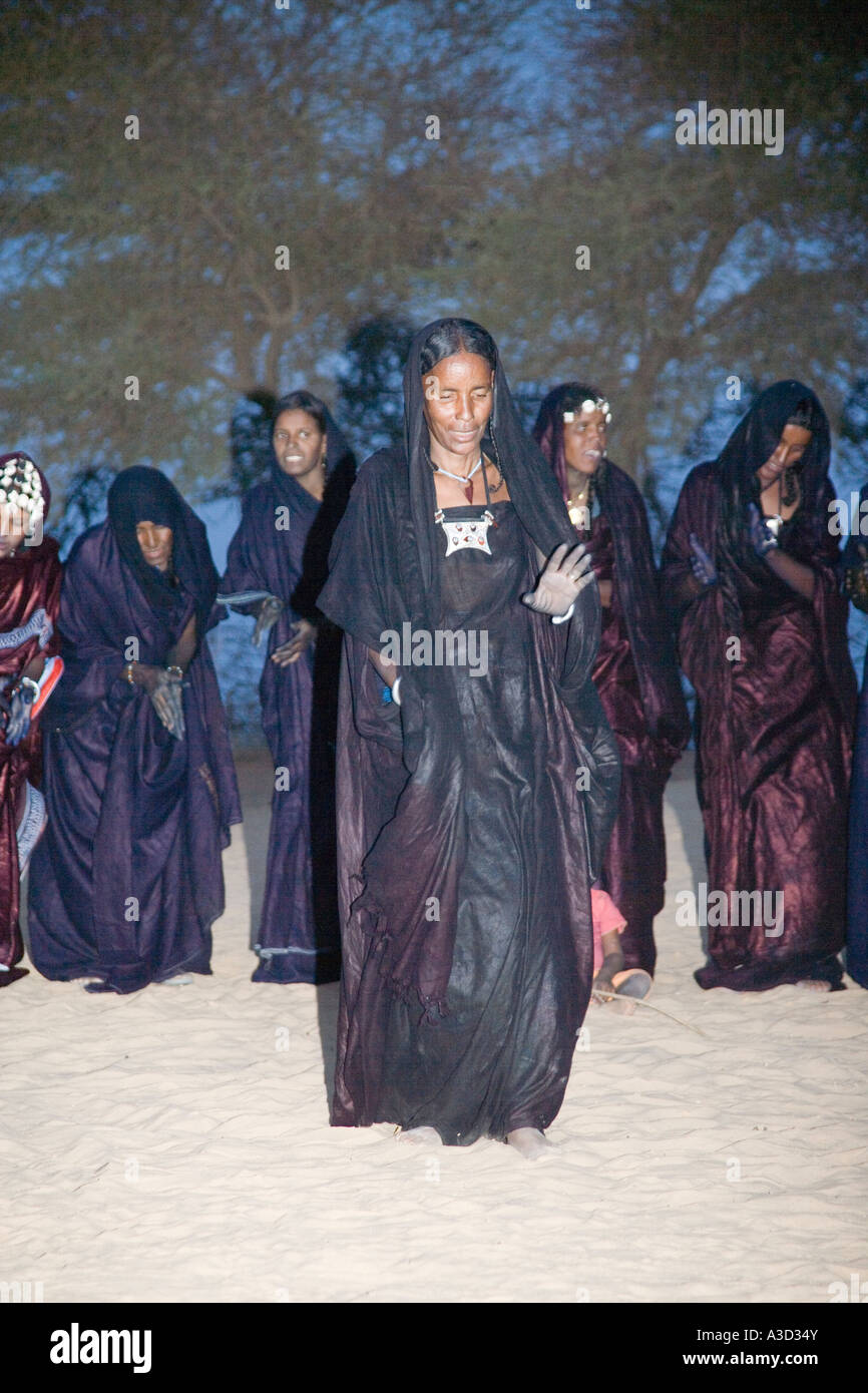 Tuareg tribal dance in the Sahara near Timbuktu Mali West Africa Stock ...