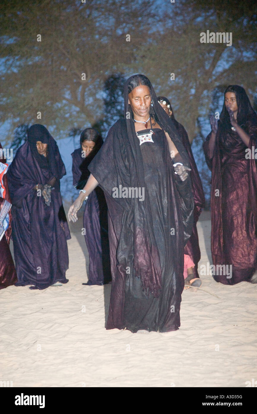 Tuareg tribal dance in the Sahara near Timbuktu Mali West Africa Stock ...
