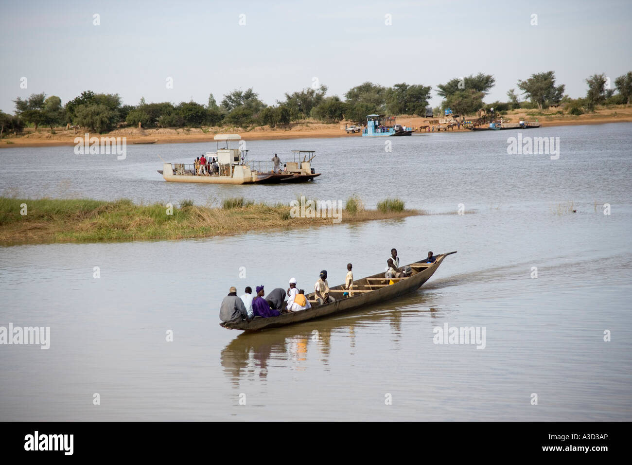 Passenger pirogue canoe crossing the Bani river on route to the Monday ...