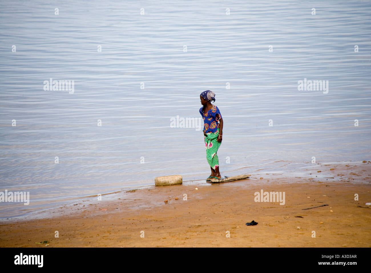 Waiting for the ferry to cross the Bani river on route to the Monday ...