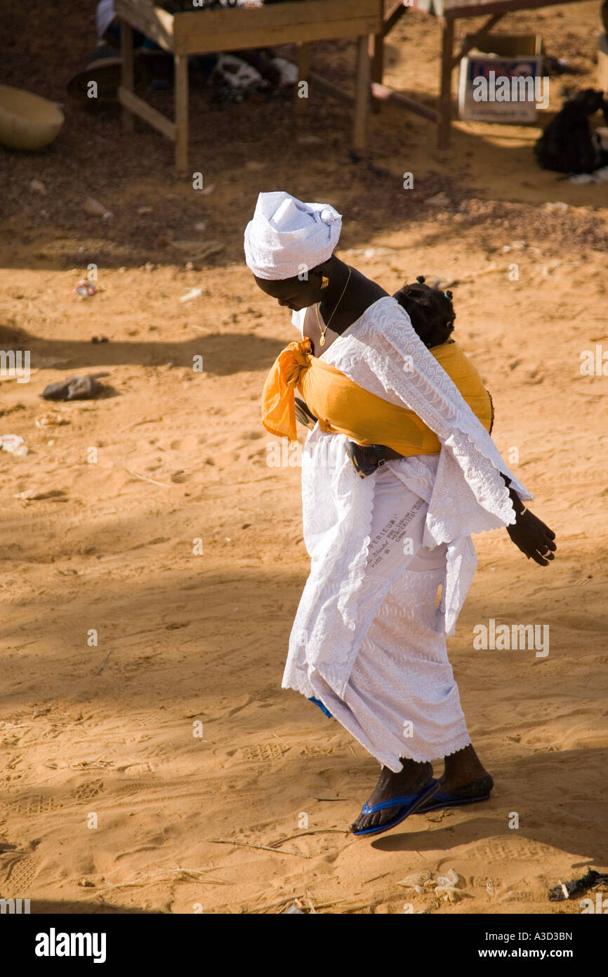 Woman and baby on their way to the Monday market at Djenne by the Bani ...