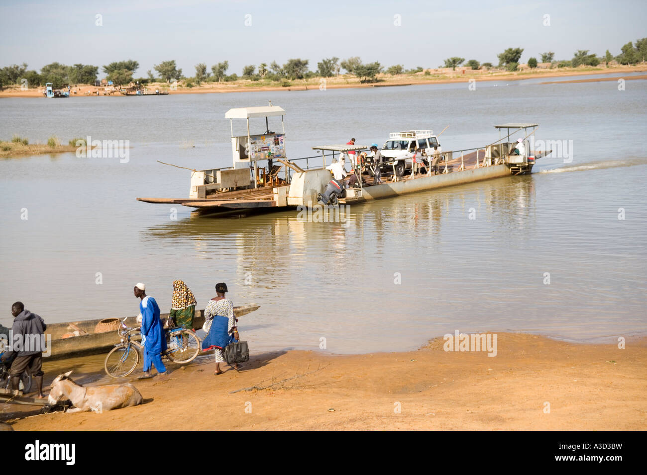 The ferry across the Bani river going to the Monday market at Djenne ...