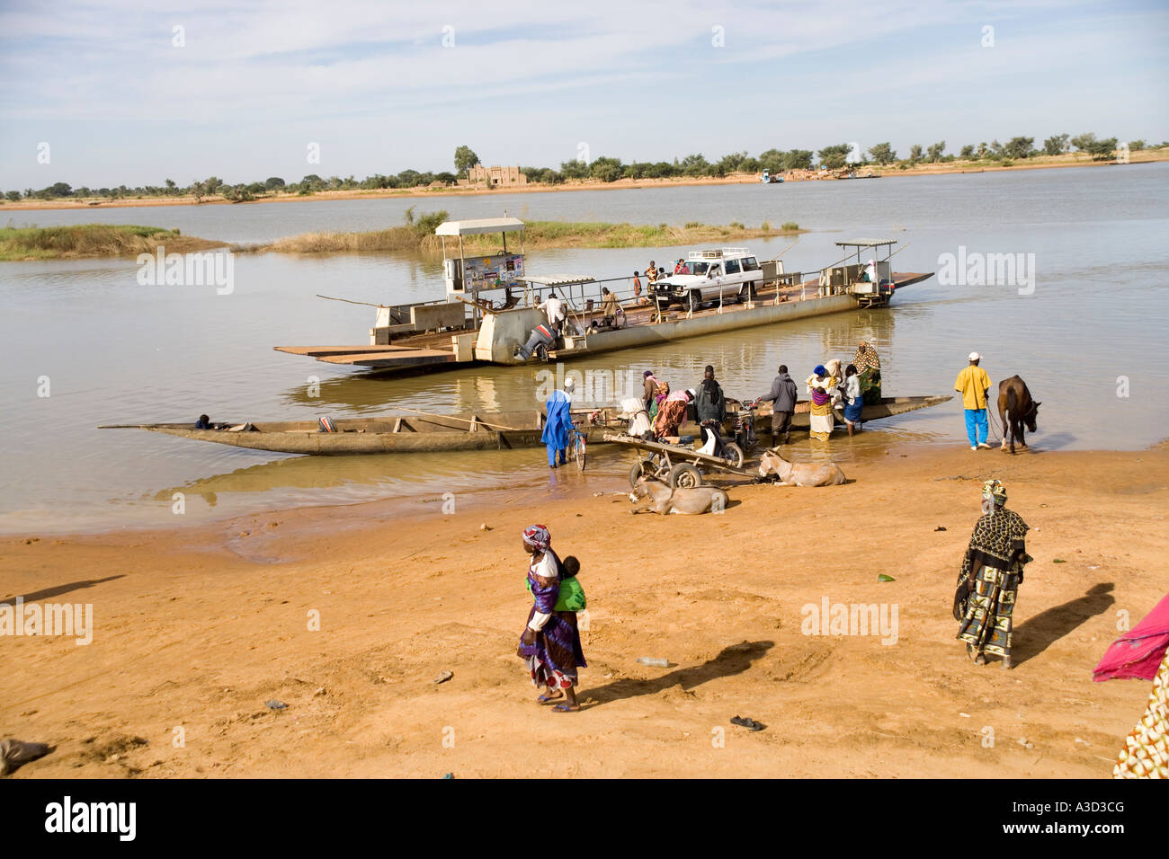 The ferry across the Bani river going to the Monday market at Djenne ...