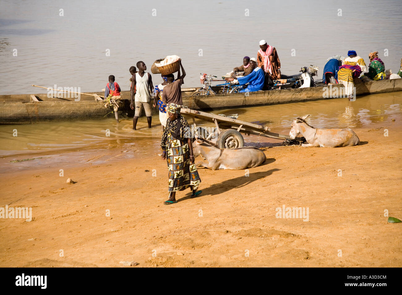 People on their way to the Monday market at Djenne by the Bani river ...