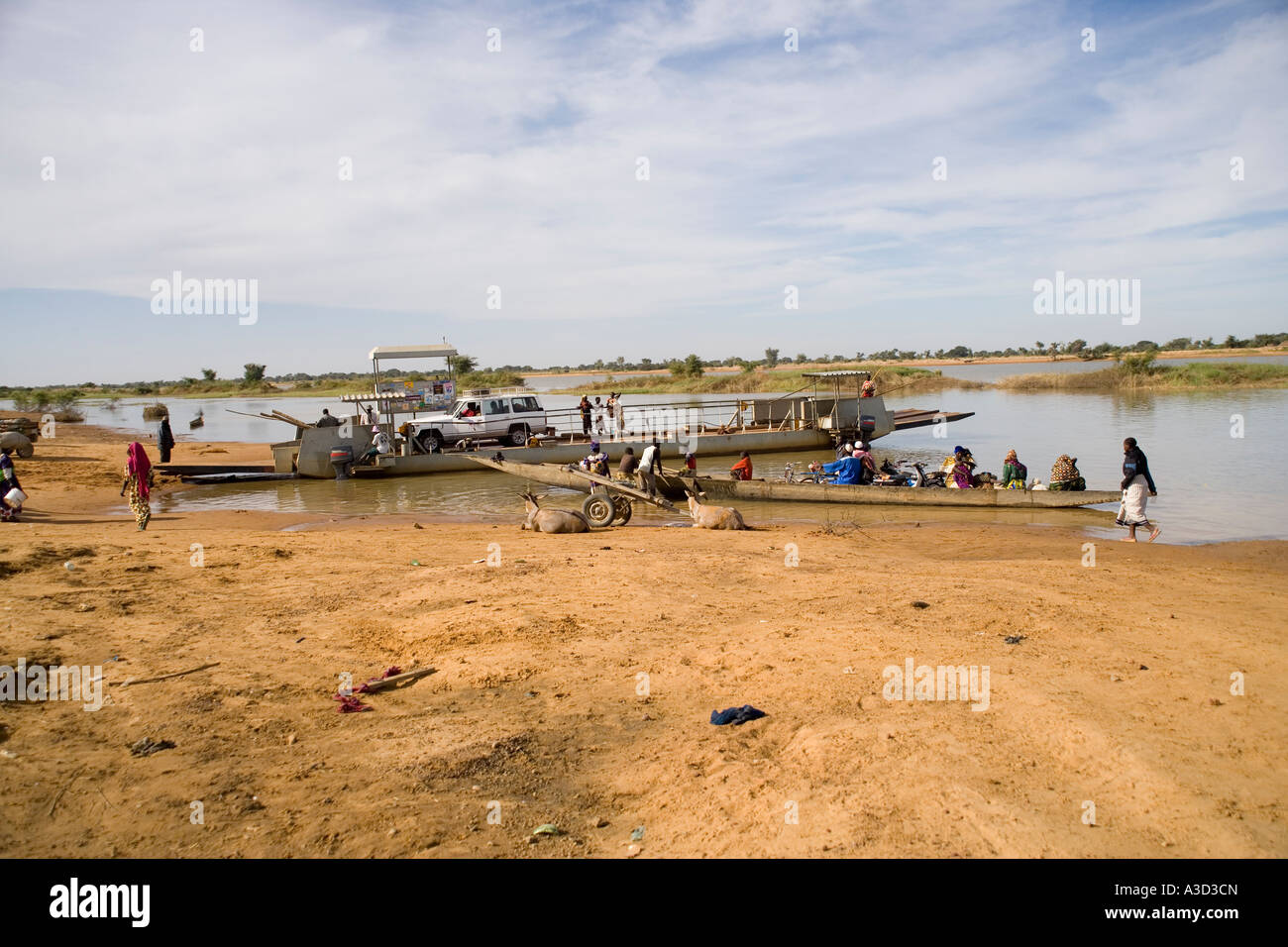 The ferry across the Bani river on route to the Monday market at Djenne ...