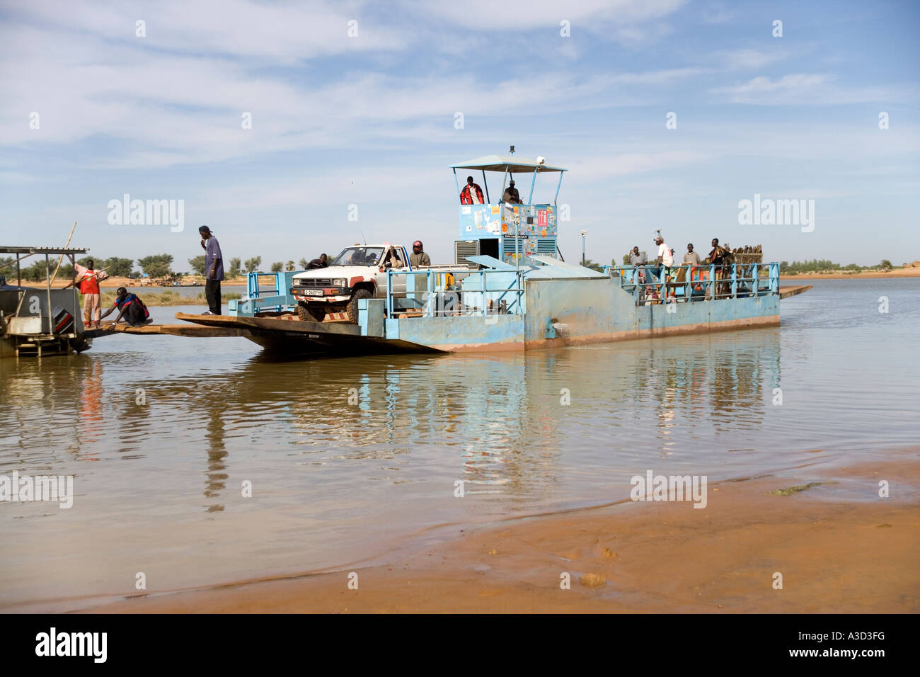 The ferry crossing the Bani river on route to the Monday market at ...