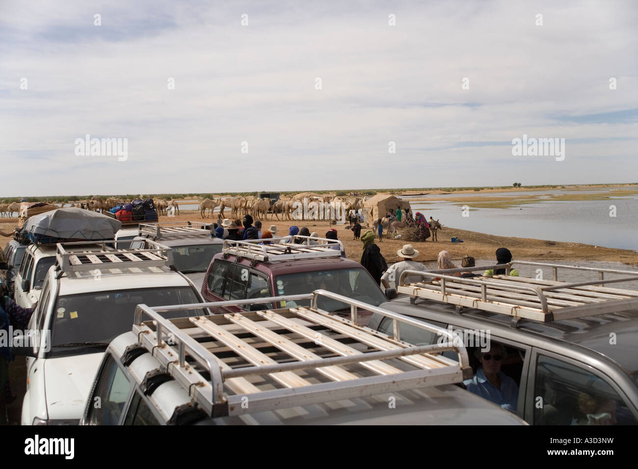Fishing village by the landing beach from the Timbuktu ferry on the ...