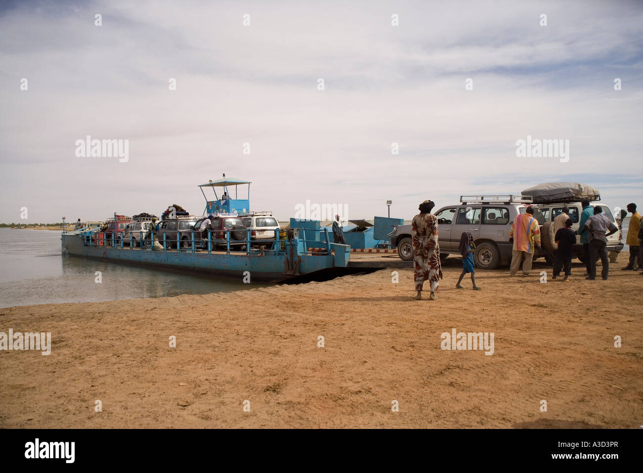 Unloading the Timbuktu ferry that crosses the Niger river , Mali,West ...