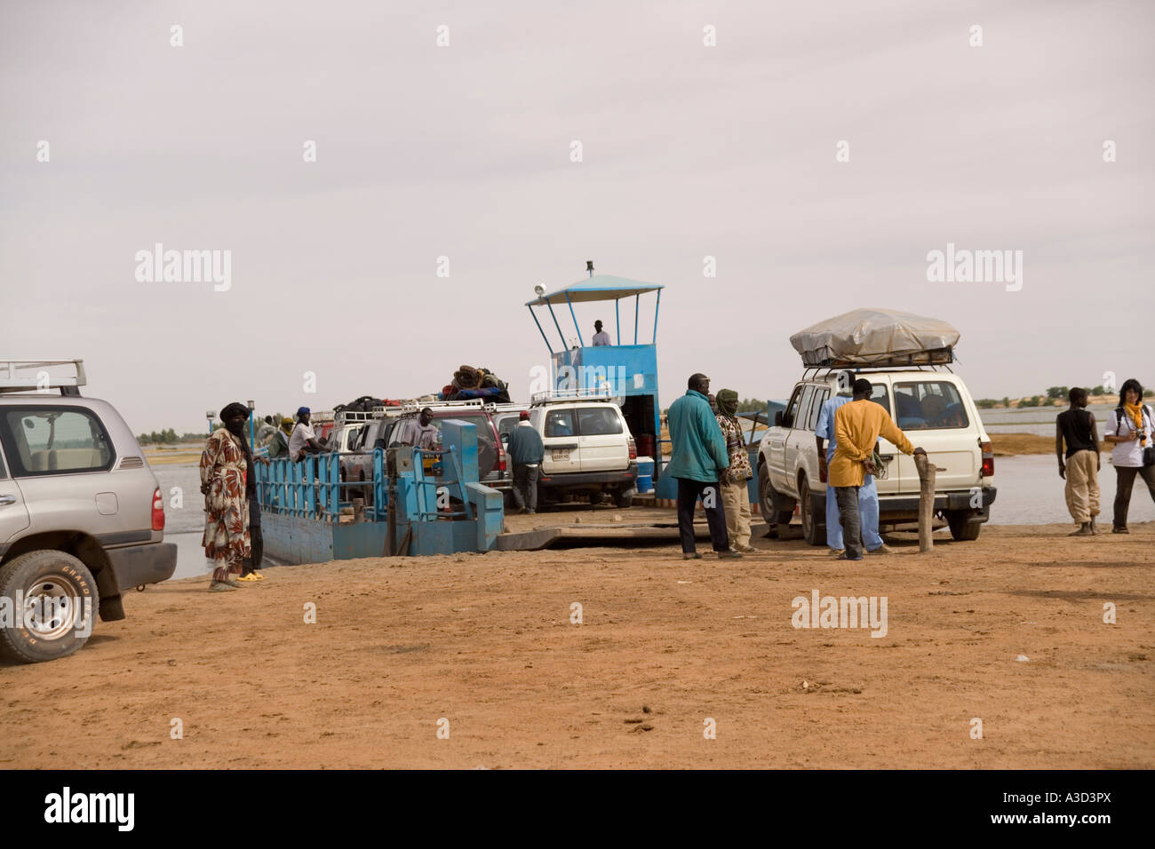 Unloading the Timbuktu ferry that crosses the Niger river , Mali,West ...