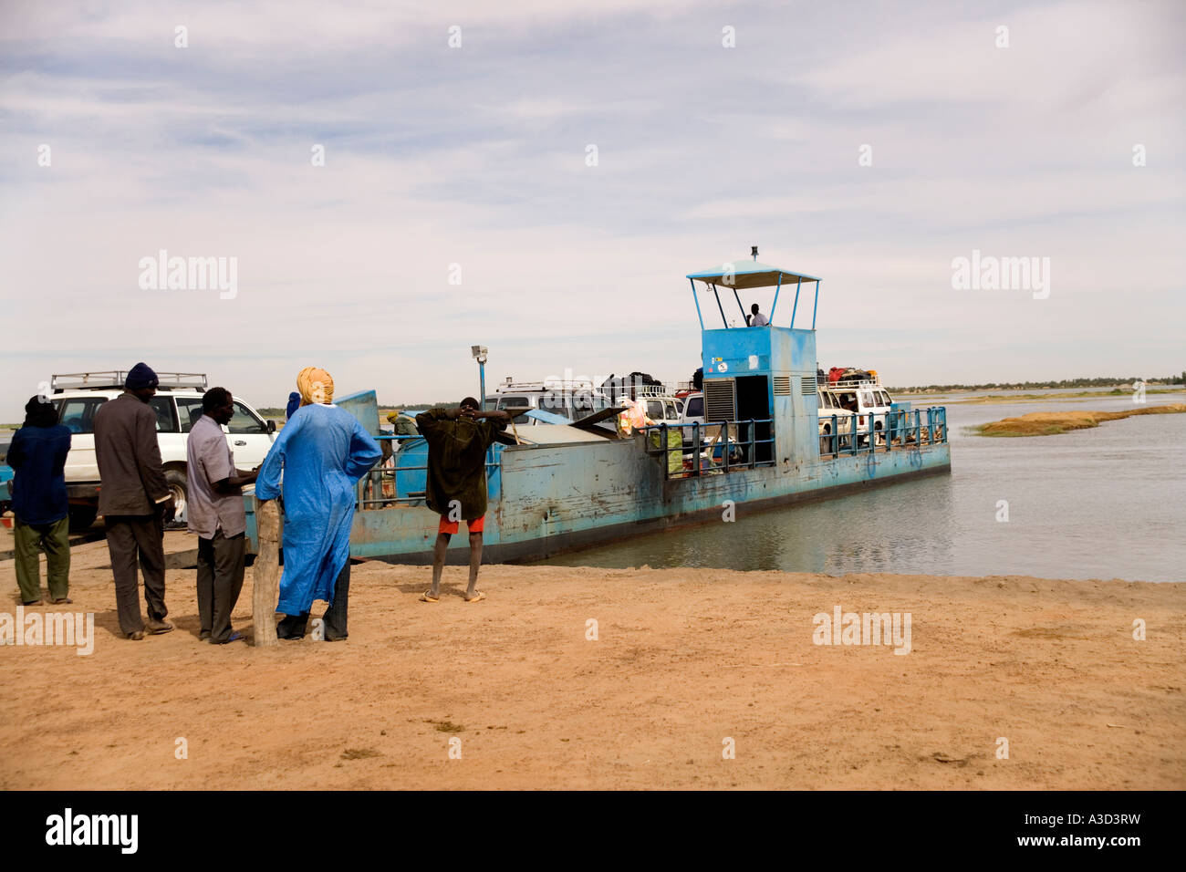 Unloading the Timbuktu ferry that crosses the Niger river , Mali,West ...