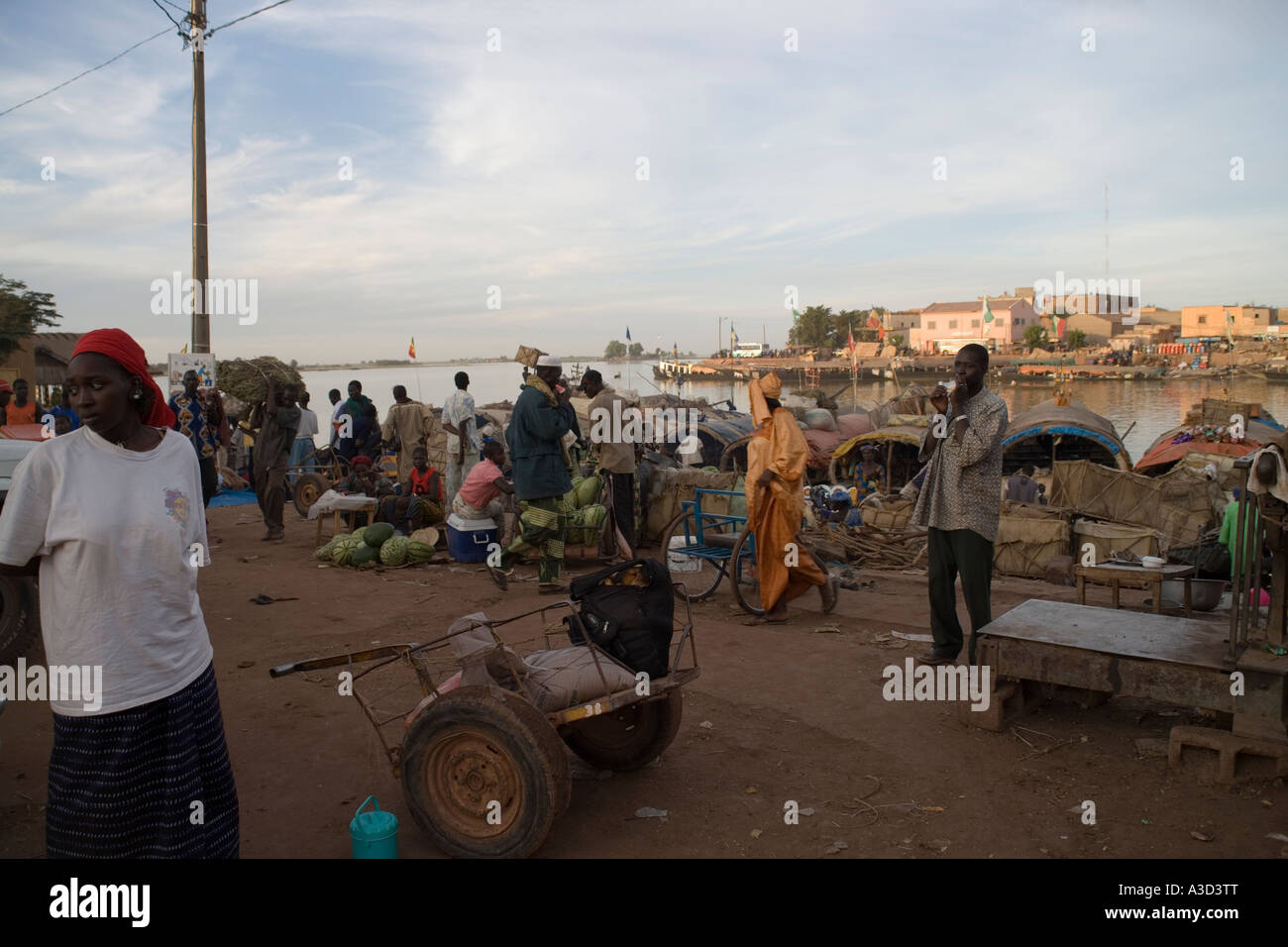The market on the river front in the town of Mopti, Mali, West Africa ...