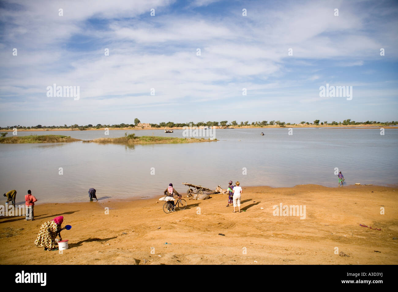 Waiting for the ferry to cross the Bani river on route to the Monday ...