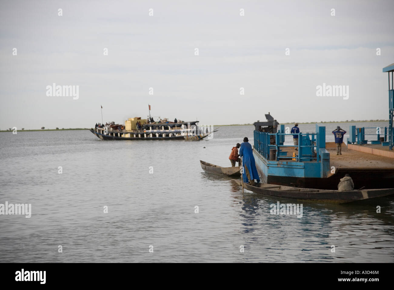 The Pirogue ferry from Mopti arrives at Korioume the port of Timbuktu ...