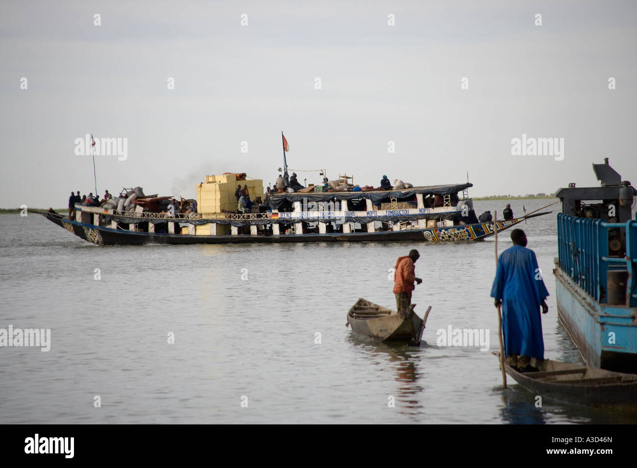 The Pirogue ferry from Mopti arrives at Korioume the port of Timbuktu ...