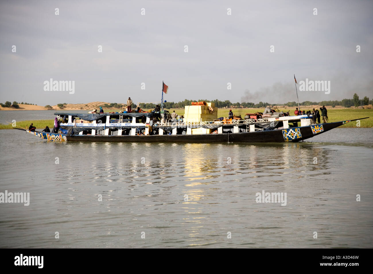 The Pirogue ferry from Mopti arrives at Korioume the port of Timbuktu ...