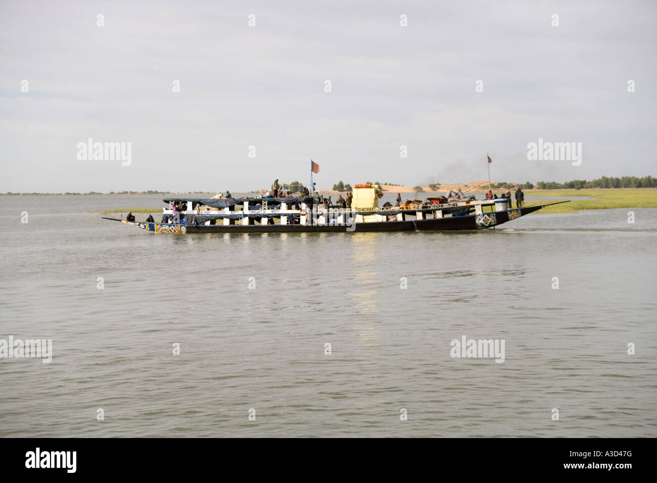 The Pirogue ferry from Mopti arrives at Korioume the port of Timbuktu ...