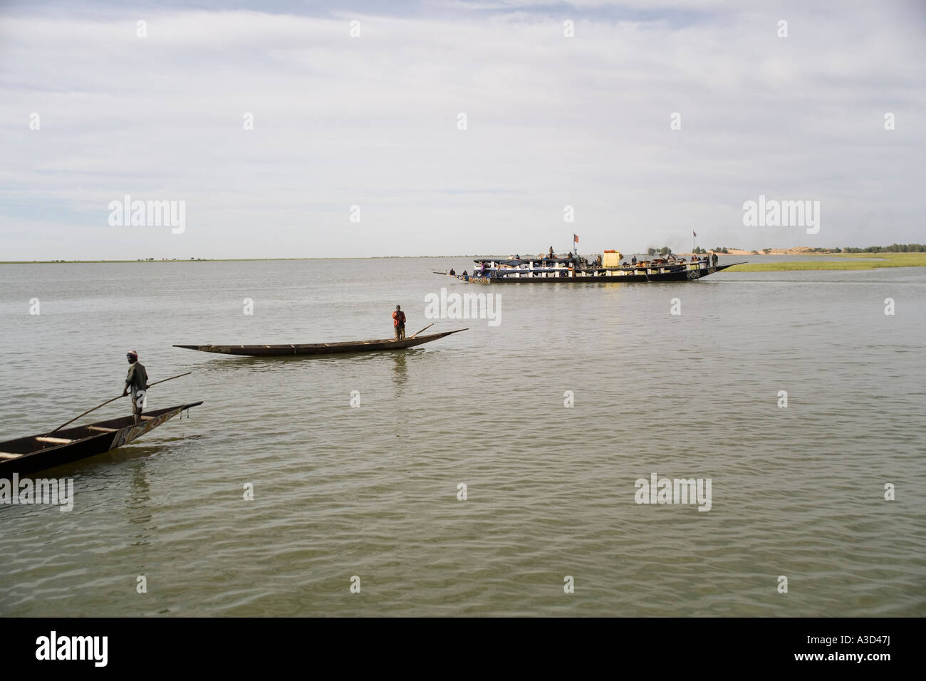 The Pirogue ferry from Mopti arrives at Korioume the port of Timbuktu ...