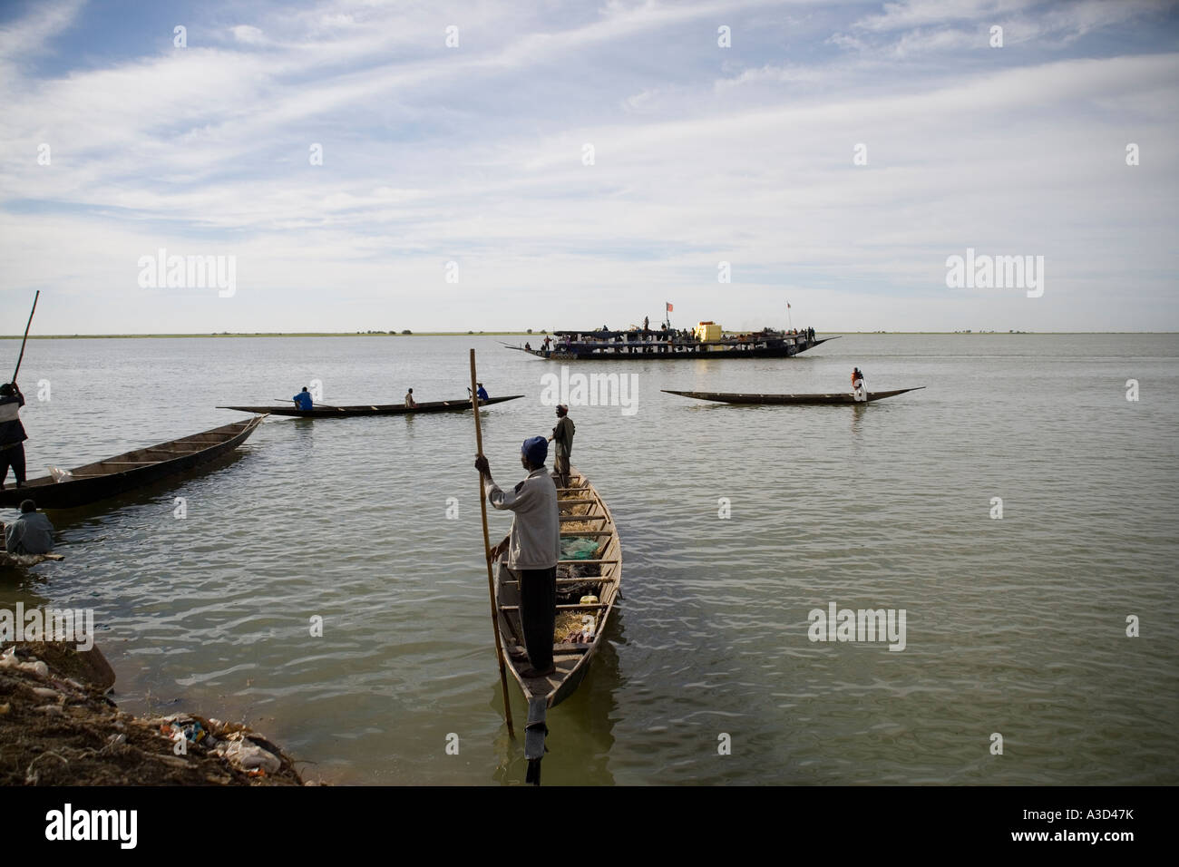 The Pirogue ferry from Mopti arrives at Korioume the port of Timbuktu ...