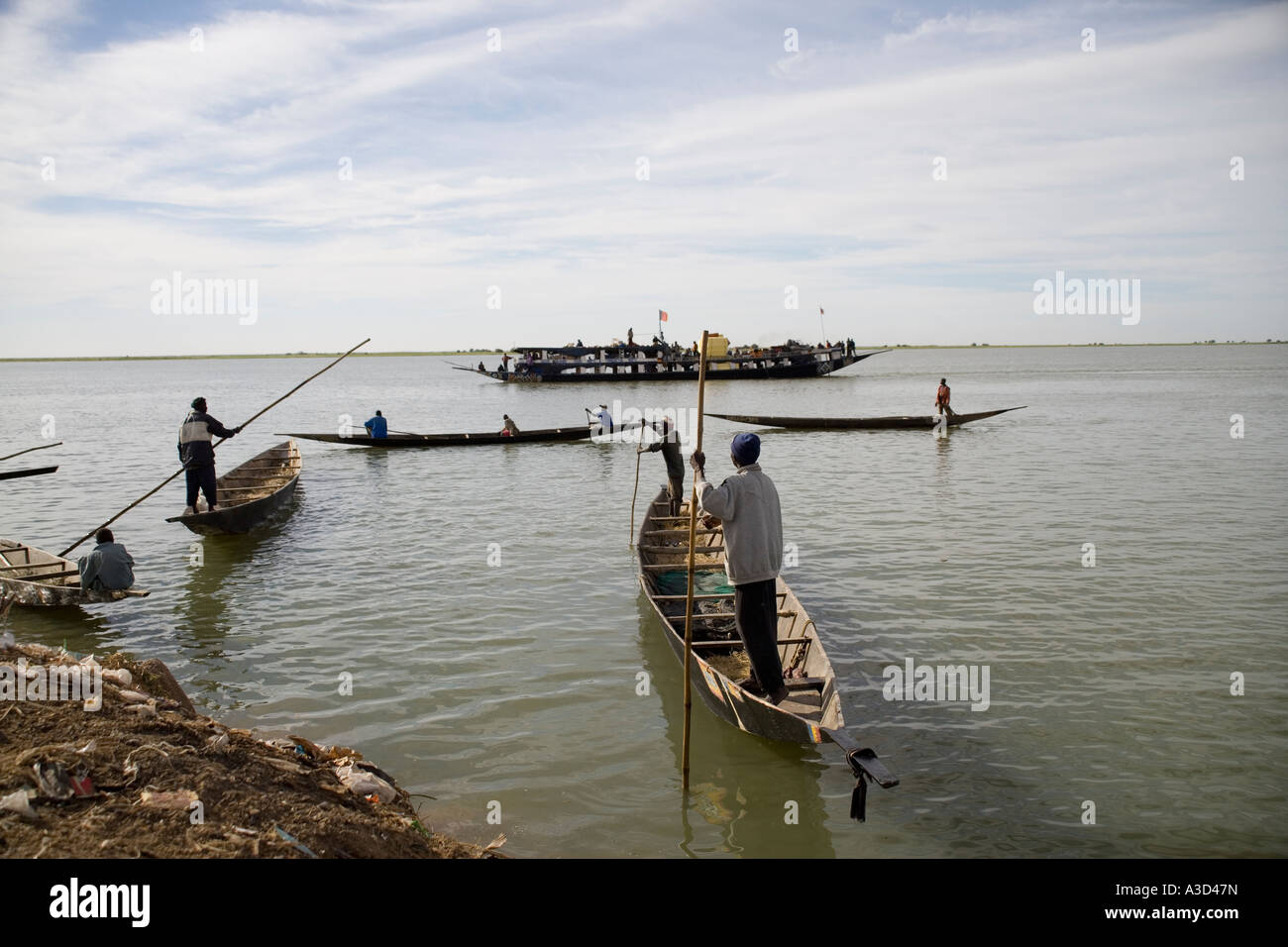 The Pirogue ferry from Mopti arrives at Korioume the port of Timbuktu ...