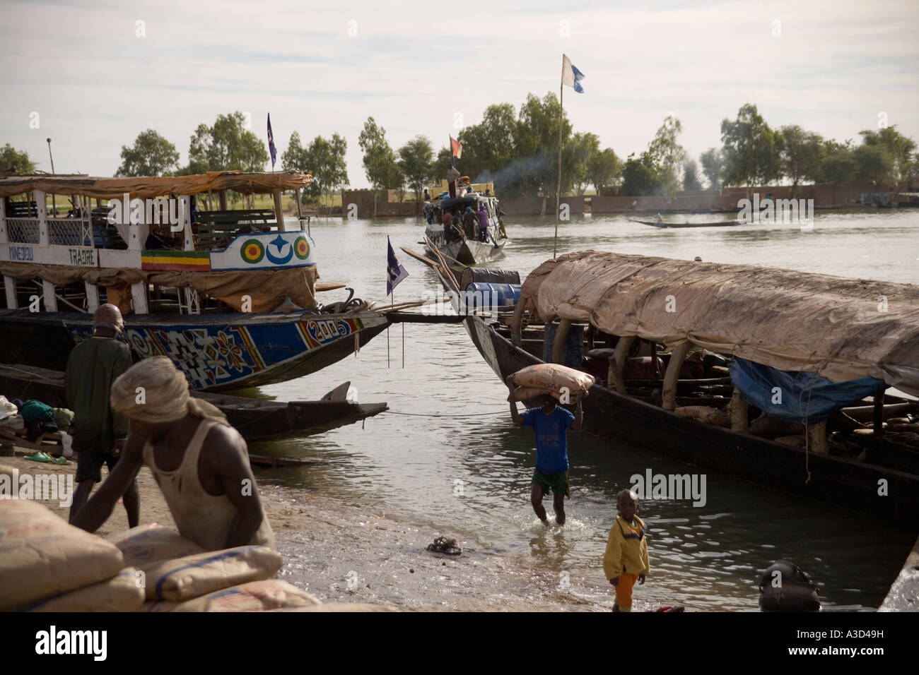 The Pirogue ferry from Mopti arrives at Korioume the port of Timbuktu ...