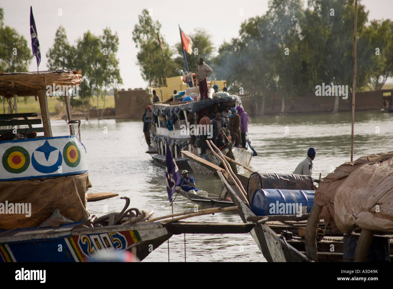 The Pirogue ferry from Mopti arrives at Korioume the port of Timbuktu ...