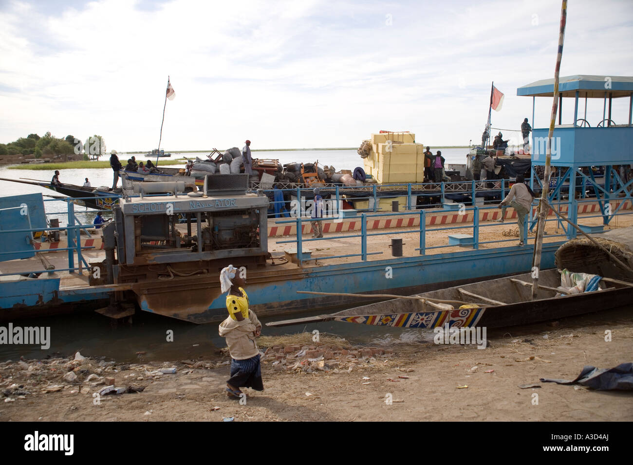 The Pirogue ferry from Mopti arrives at Korioume the port of Timbuktu ...