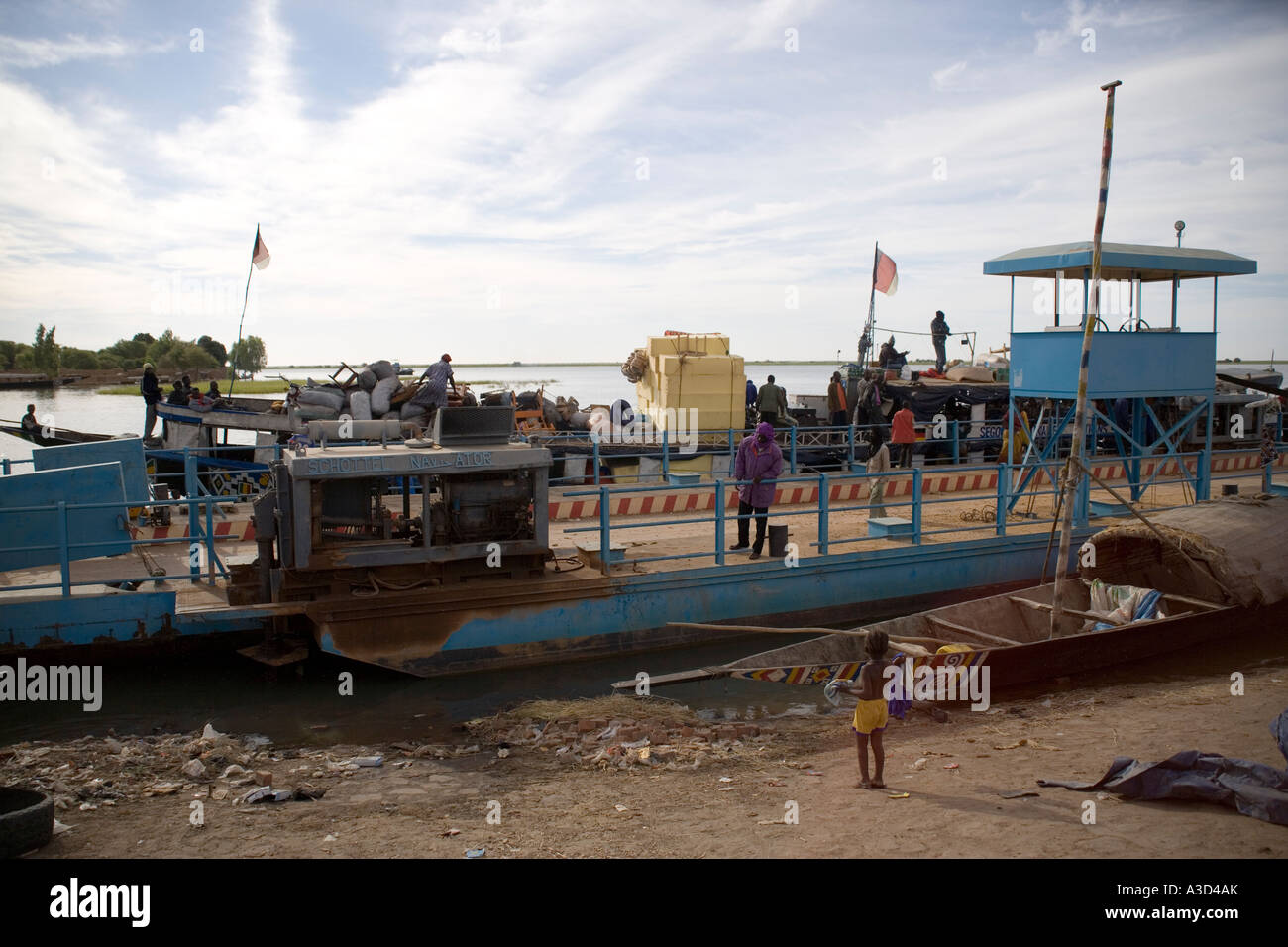 The Pirogue ferry from Mopti arrives at Korioume the port of Timbuktu ...