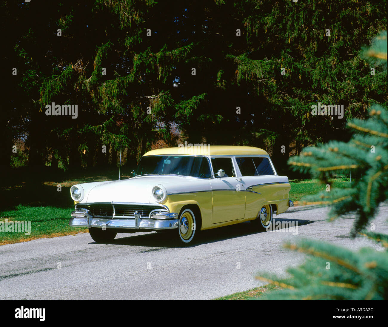 1955 Ford Ranch wagon Stock Photo - Alamy