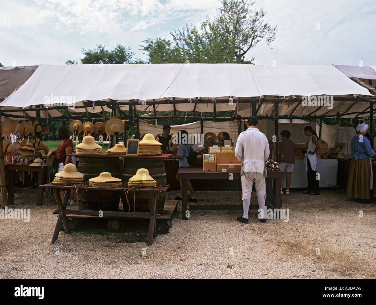 Colonial period dress hi-res stock photography and images - Alamy