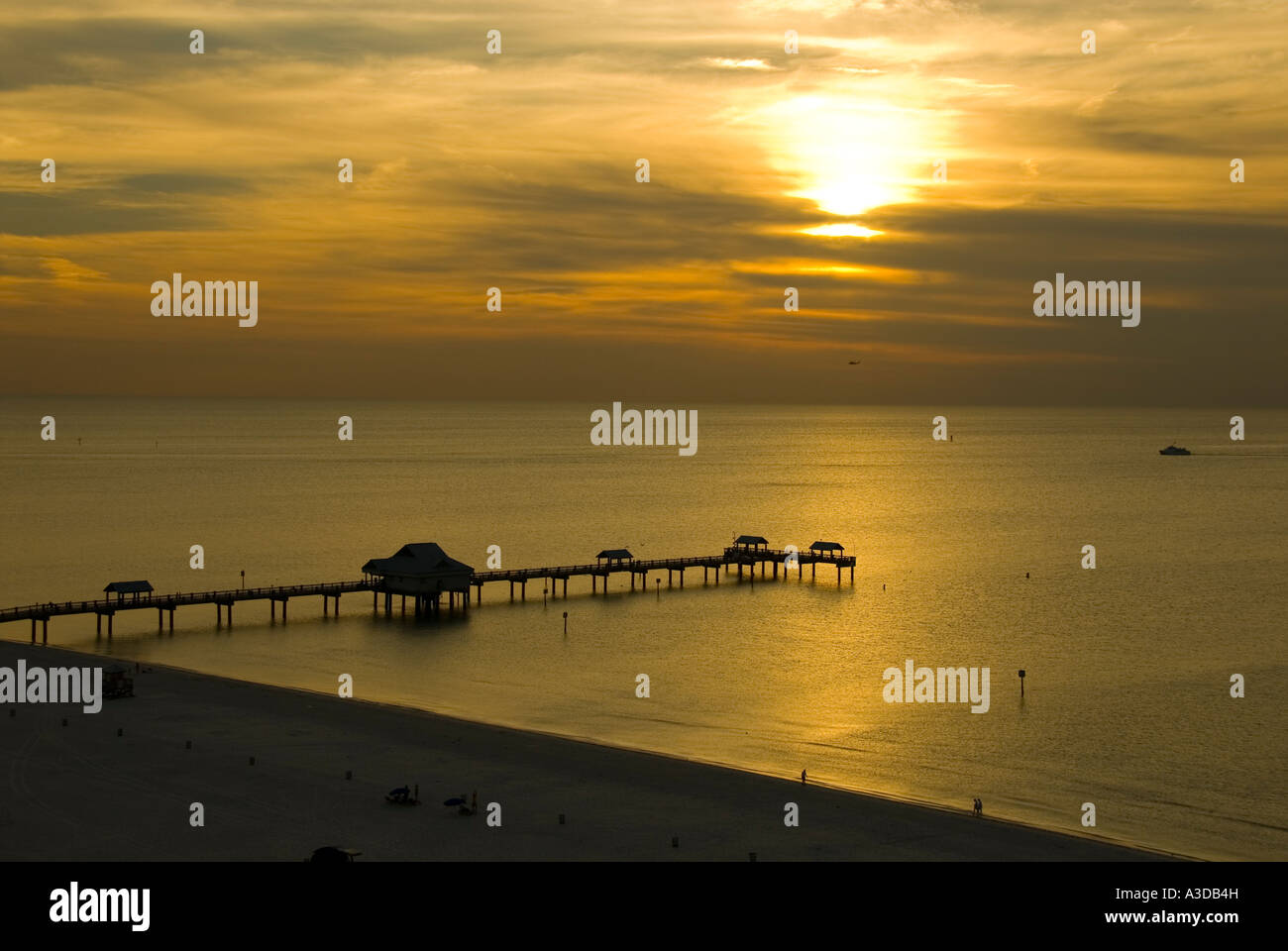 Golden sunset Pier 60 Clearwater Beach Florida Stock Photo - Alamy