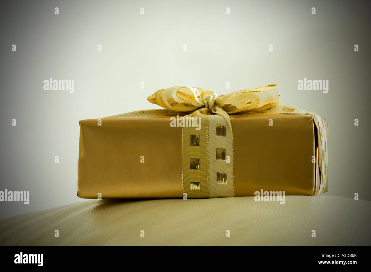 Side view of a golden gift box Stock Photo - Alamy