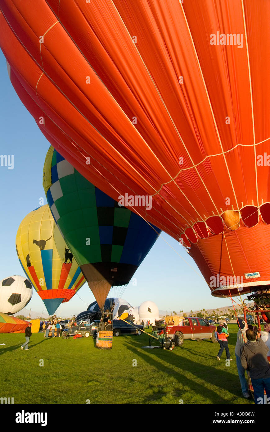 Palm desert hot air balloon hi-res stock photography and images - Alamy