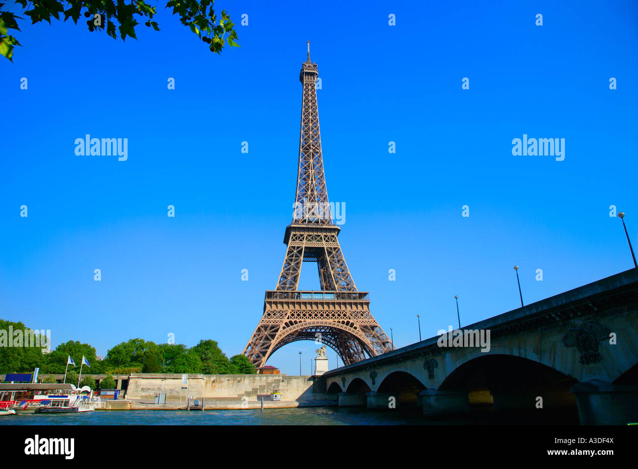Eiffel tower with bridge in foreground Stock Photo - Alamy