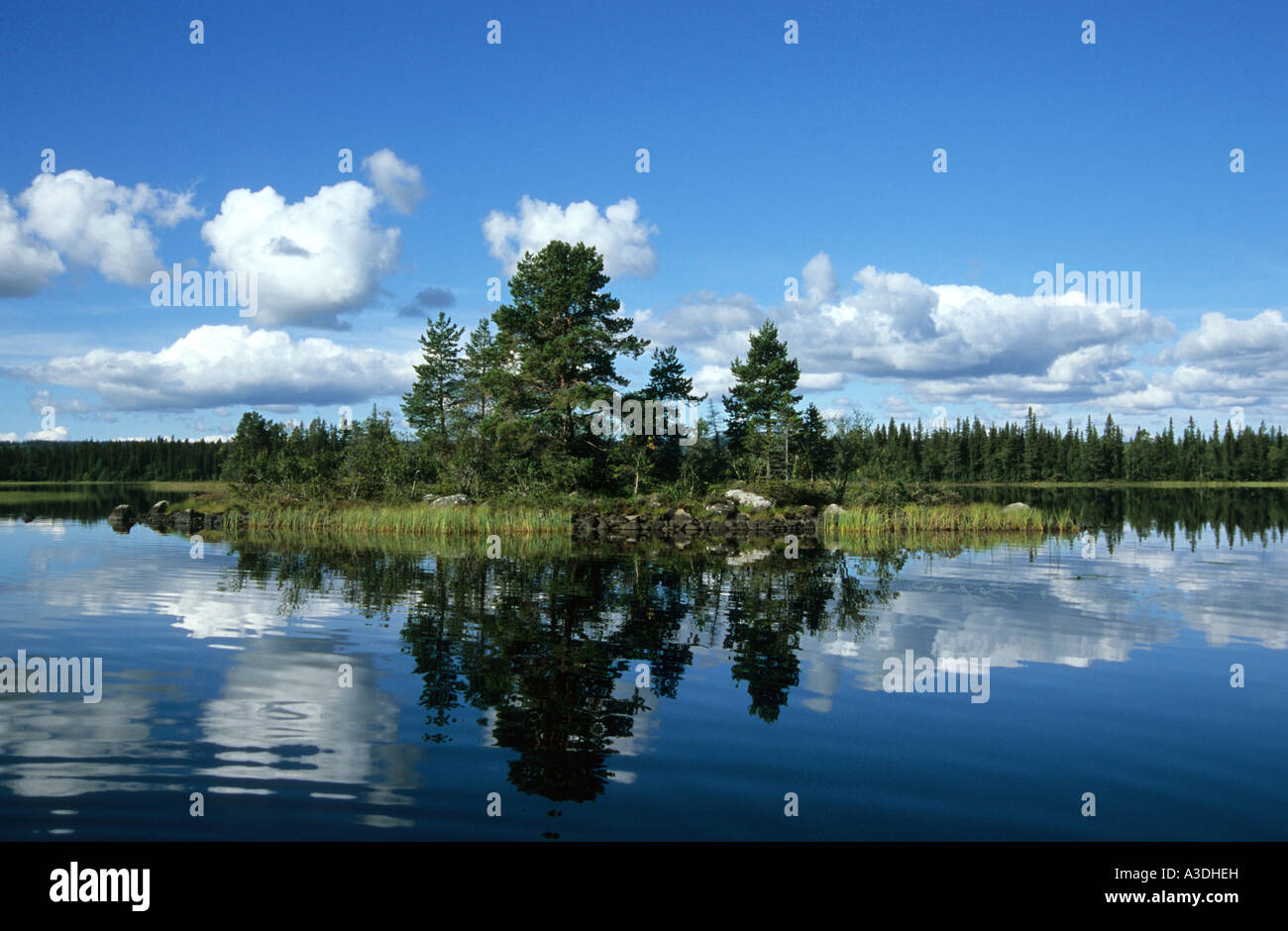 Limpid lake hi-res stock photography and images - Alamy