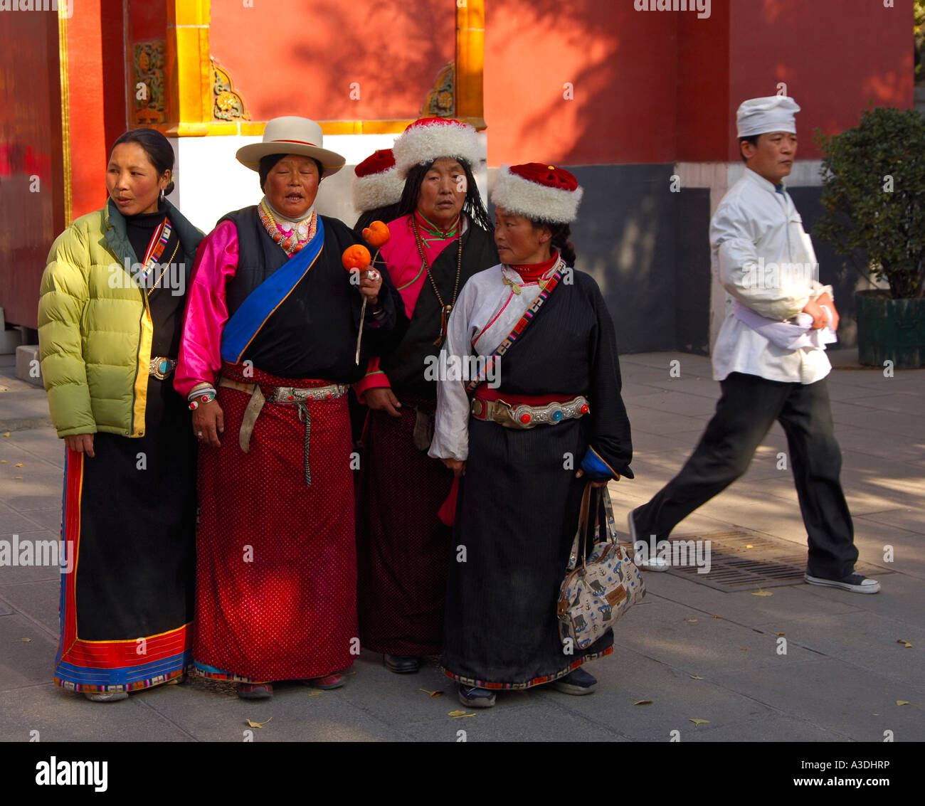 Tibetan people chinese ethnic group hi-res stock photography and images ...