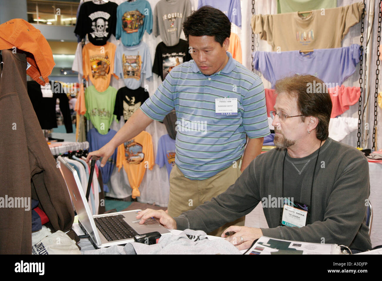 Buying from a gift stall hi-res stock photography and images - Alamy
