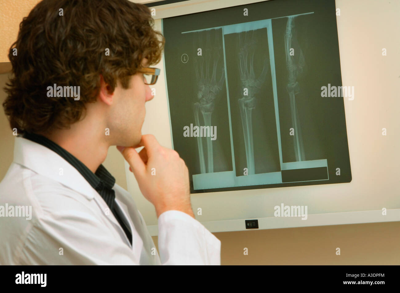 Doctor reading x rays Stock Photo - Alamy