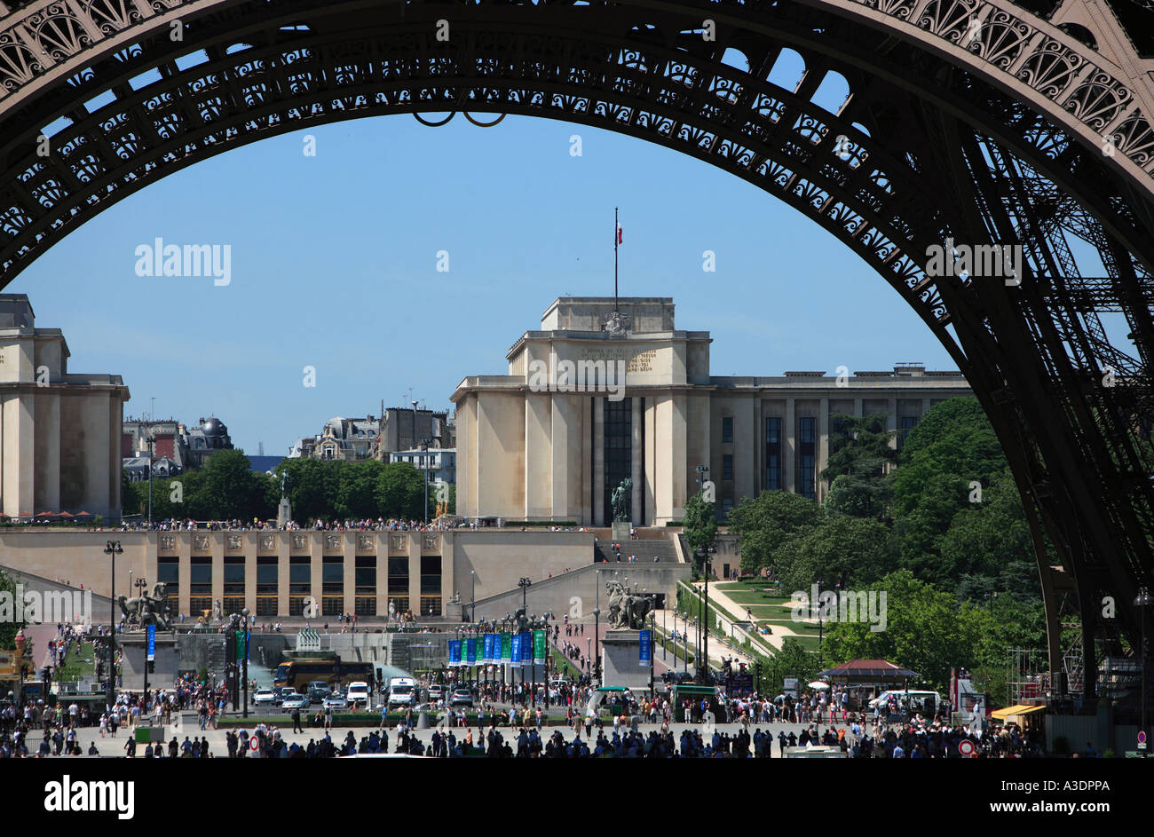 Paris homes eiffel hi-res stock photography and images - Alamy