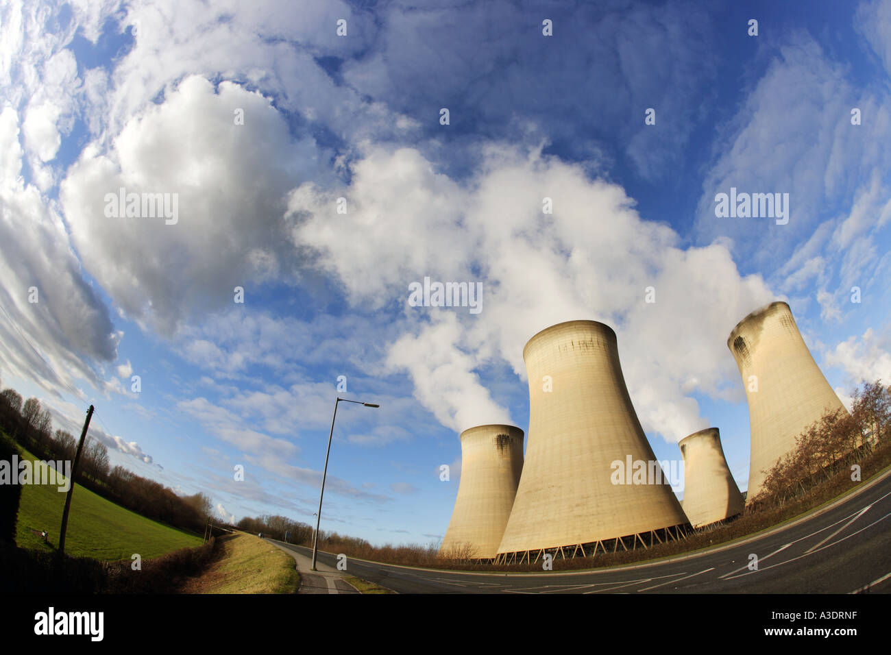 Giant COOLING TOWERS and chimneys AT DRAX COAL FIRED POWER STATION ...