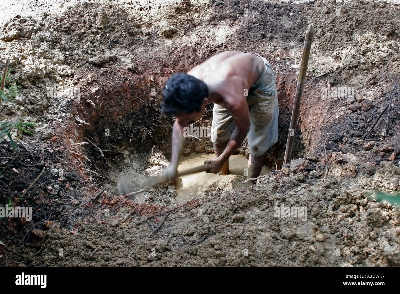 Man digging a hole sweat hi-res stock photography and images - Alamy
