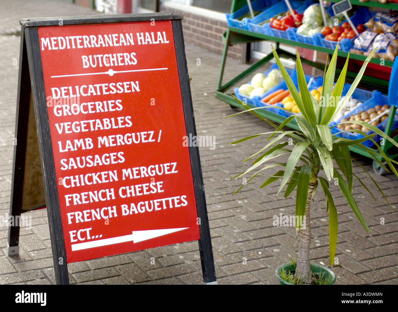 Halal meat sign hi-res stock photography and images - Alamy