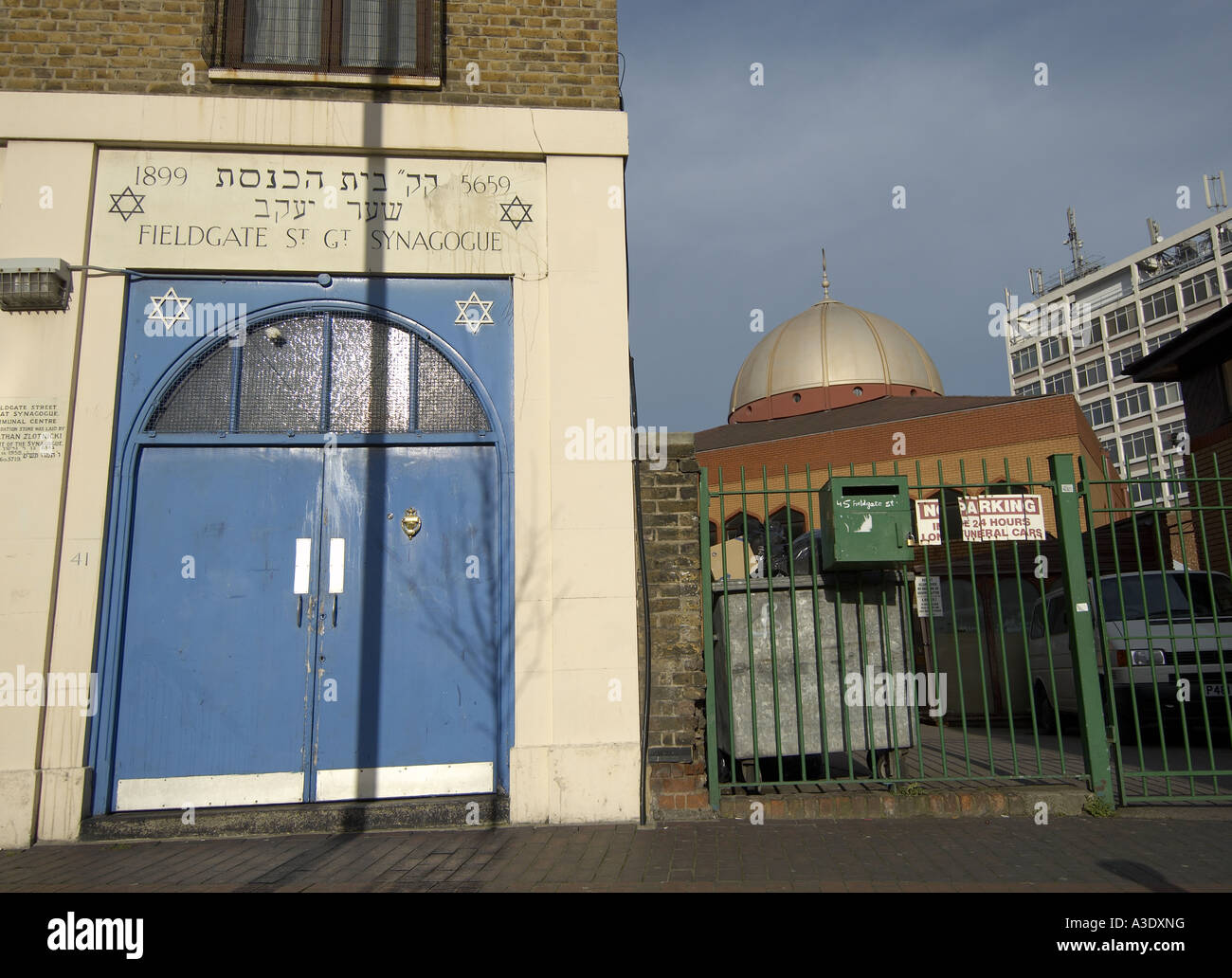 Fieldgate Street Synagogue entrance and East London mosque in the ...