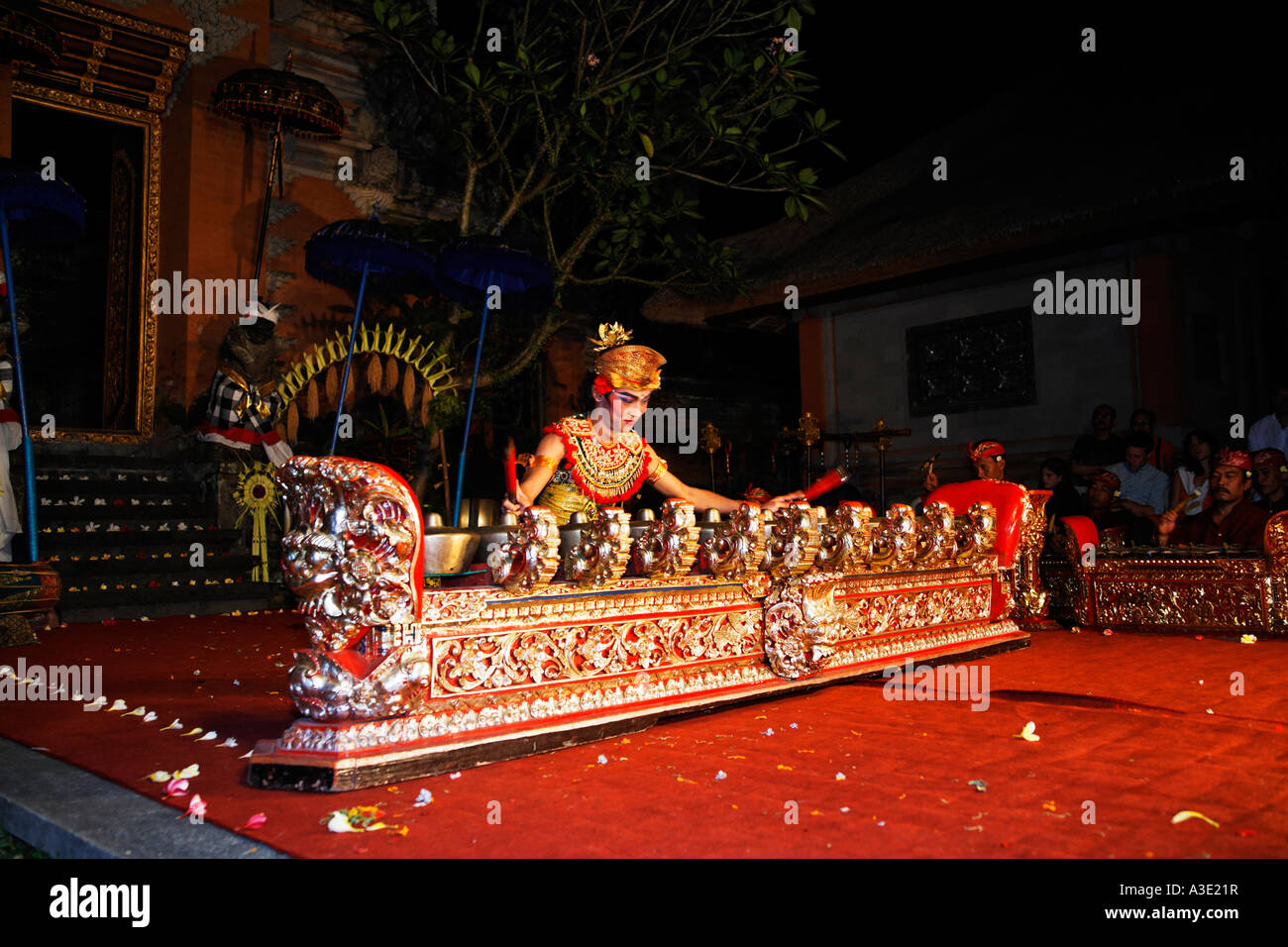 Ubud men dancers hi-res stock photography and images - Alamy